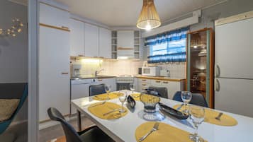 Two-Bedroom apartment with balcony - 2A - | Cozinha privada | Uma chaleira elétrica