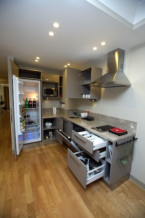 Geladeira, micro-ondas, fogão, cooktop