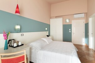 Roupa de alta qualidade, minibar, cofre no quarto 