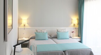 Quarto Duplo ou Twin Deluxe | Roupa de alta qualidade, minibar, cofre no quarto, secretária