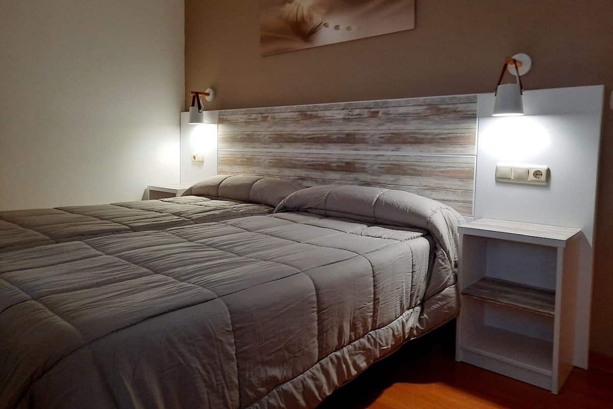 Quarto duplo | Escrivaninha, cortinas blackout, berços grátis