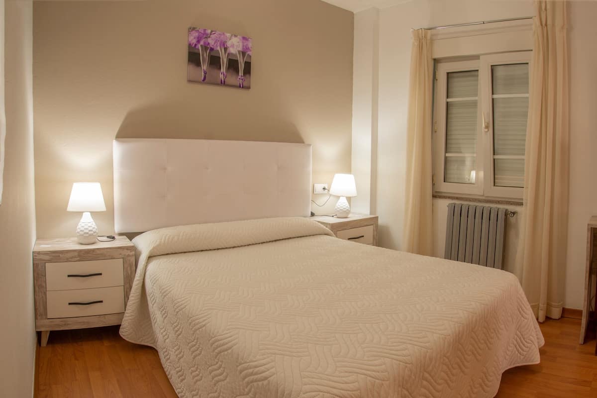 Quarto standard, 1 cama Queen | Escrivaninha, cortinas blackout, berços grátis