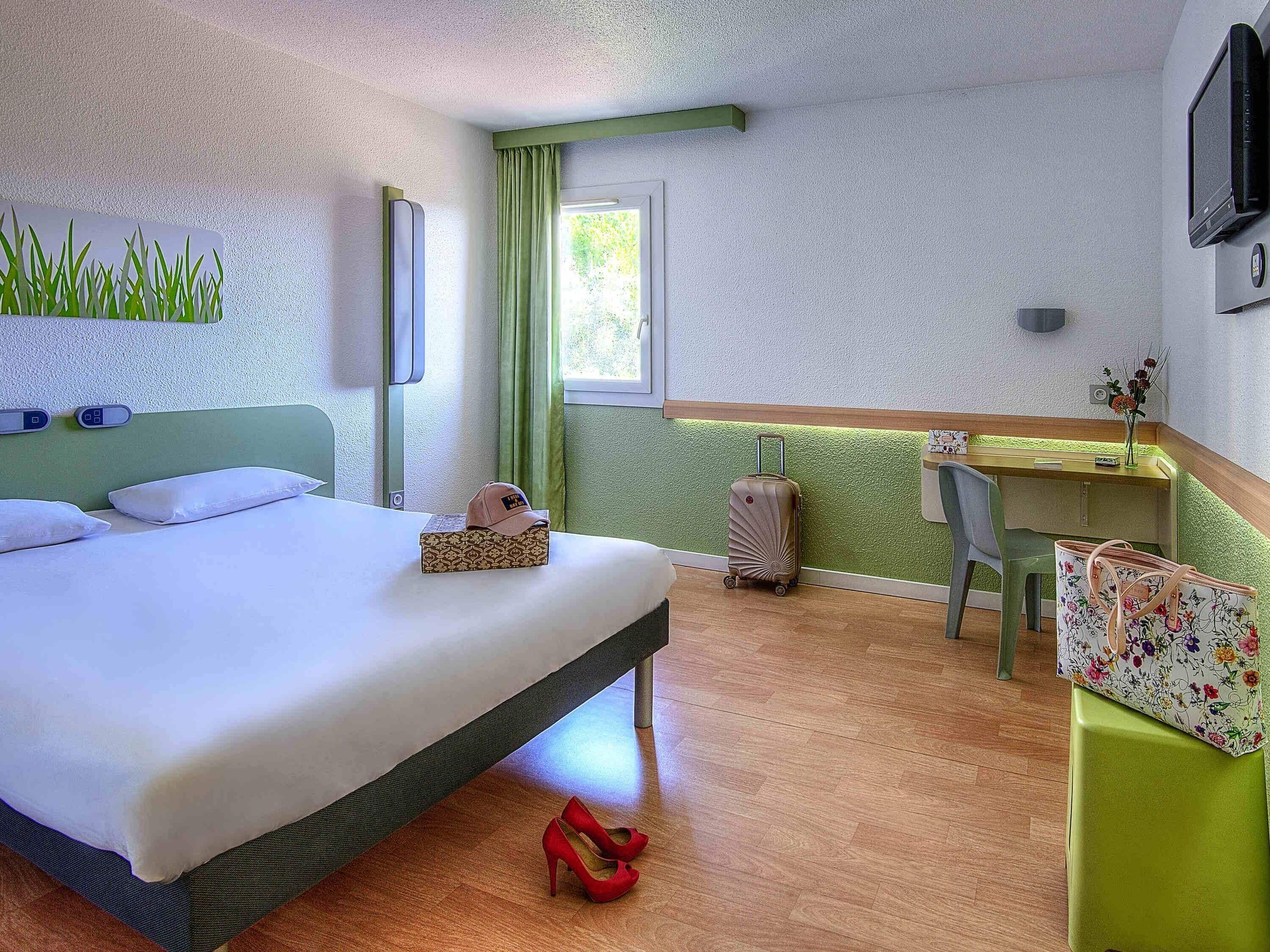 Escrivaninha, quartos à prova de som, Wi-Fi de cortesia, roupa de cama