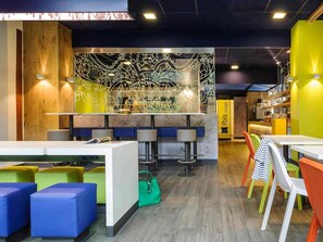 Um restaurante moderno com assentos coloridos, uma área de bar e um cardápio visível.