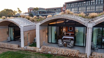 Secretária, quartos insonorizados, berços/camas para crianças grátis 