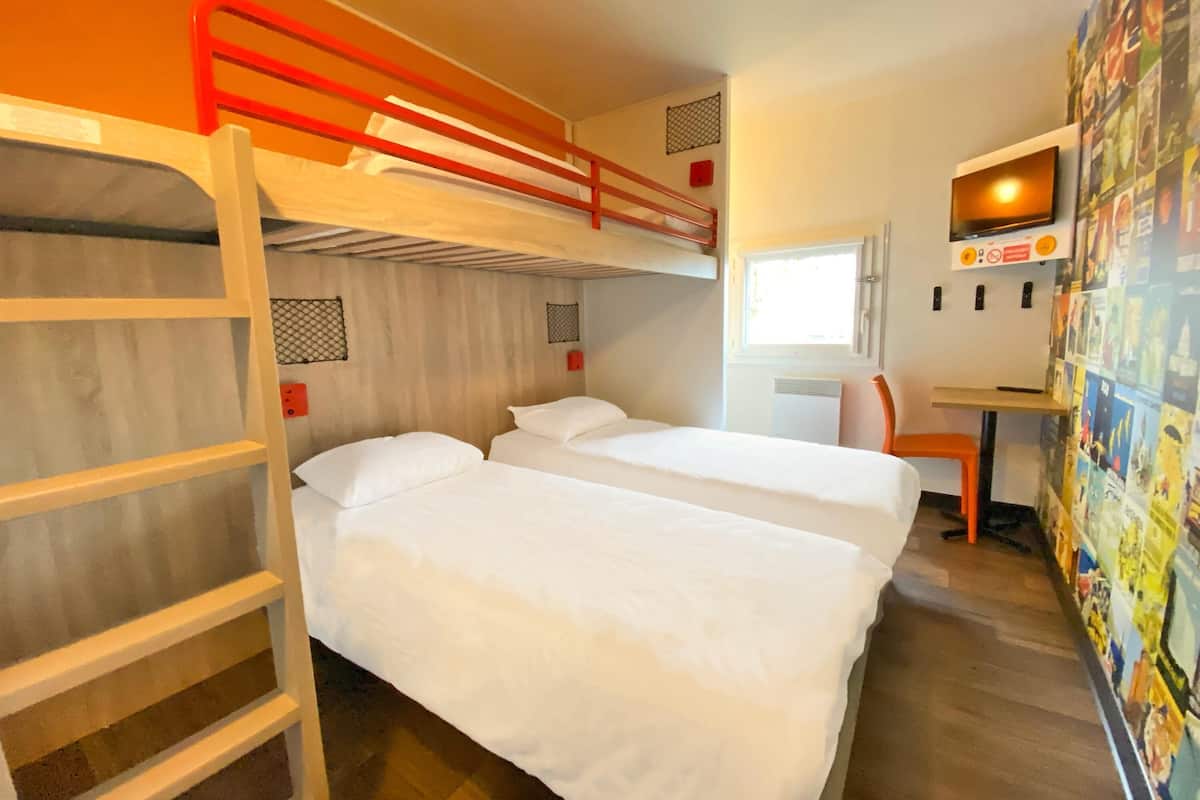 Quarto, 3 camas de solteiro (Break Room) | Cofres nos quartos, escrivaninha, espaço de trabalho para notebook