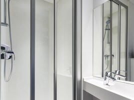 Quarto, 1 cama de casal, casa de banho privativa (Cabrio) | Cofre no quarto, secretária 