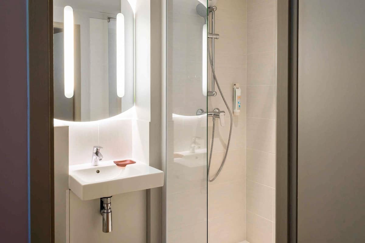 Escrivaninha, quartos à prova de som, Wi-Fi de cortesia, roupa de cama