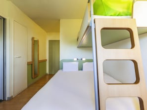 Uma cama beliche com escada de madeira, colchão branco e cortina verde em quarto com piso de madeira e porta branca.