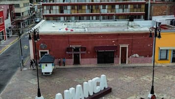 Um edifício com uma placa indicando 'MARIA TERESA' e uma grande placa no chão que diz 'SALAMANCA'.