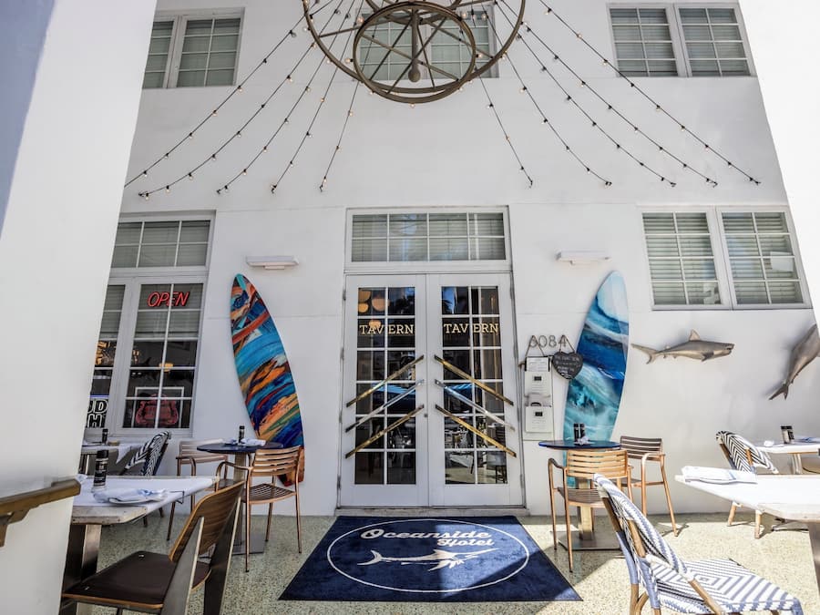 Pequenos-almoços, almoços, jantares servidos, cozinha americana