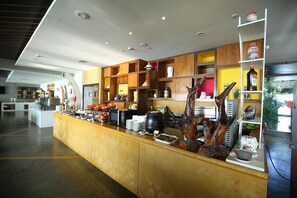 Pequeno-almoço tipo buffet diário mediante uma taxa 