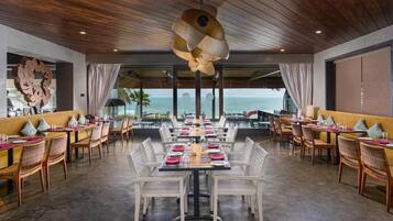 2 restaurantes, cozinha internacional