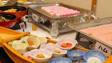 Buffet com diversos alimentos, incluindo confeitos rosa e brancos, e recipientes com conteúdos de cores variadas.