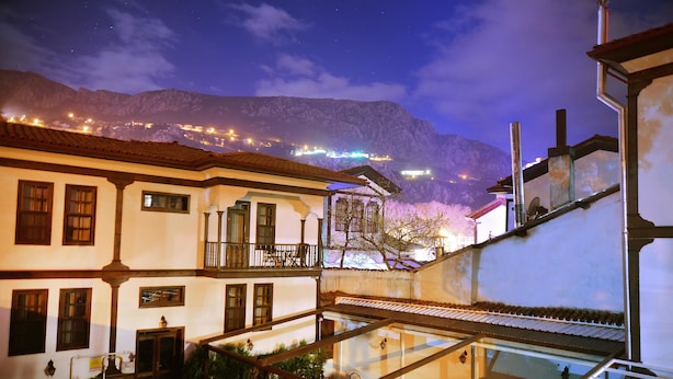 Um pátio com área de estar externa e vista para uma montanha.