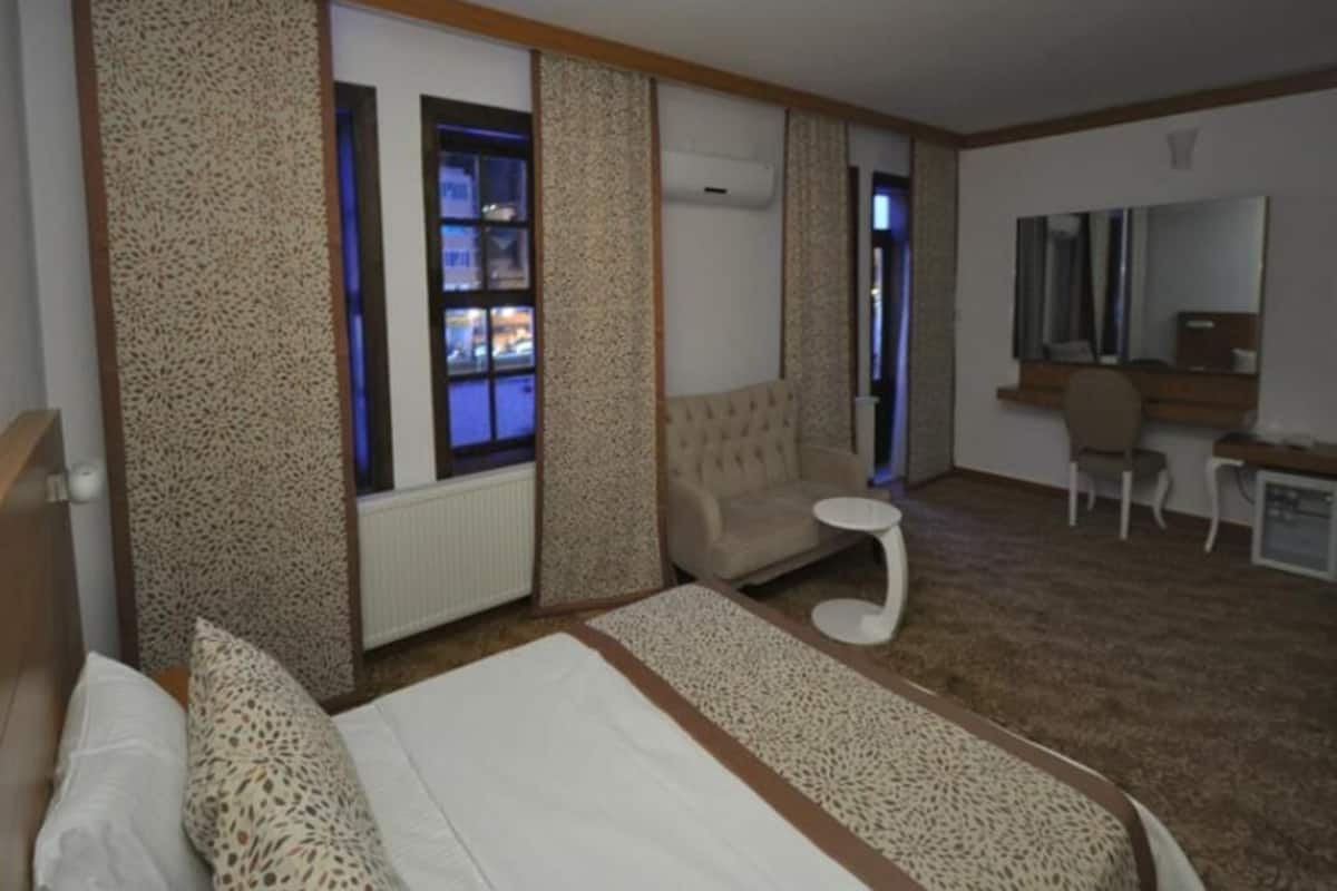 Frigobar, escrivaninha, quartos à prova de som, berços grátis