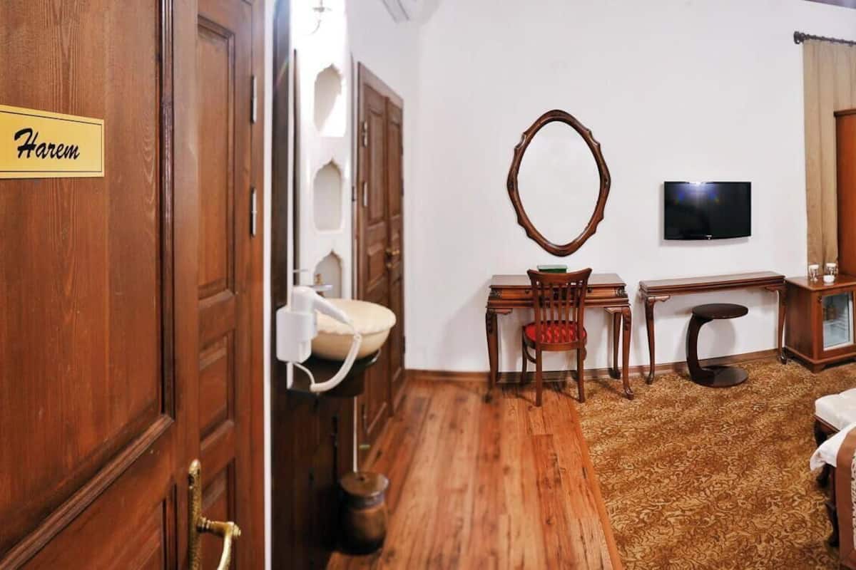 Frigobar, escrivaninha, quartos à prova de som, berços grátis