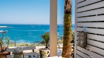 Quarto casal superior, terraço, vista para o mar | Cofres nos quartos, individualmente decorados