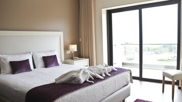 Frigobar, cofres nos quartos, escrivaninha, cortinas blackout