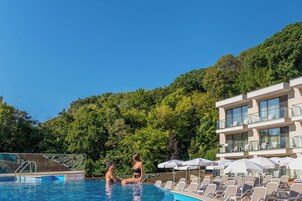 Piscina exterior, da(s) 9:00 à(s) 18:00, guarda-sóis, espreguiçadeiras 