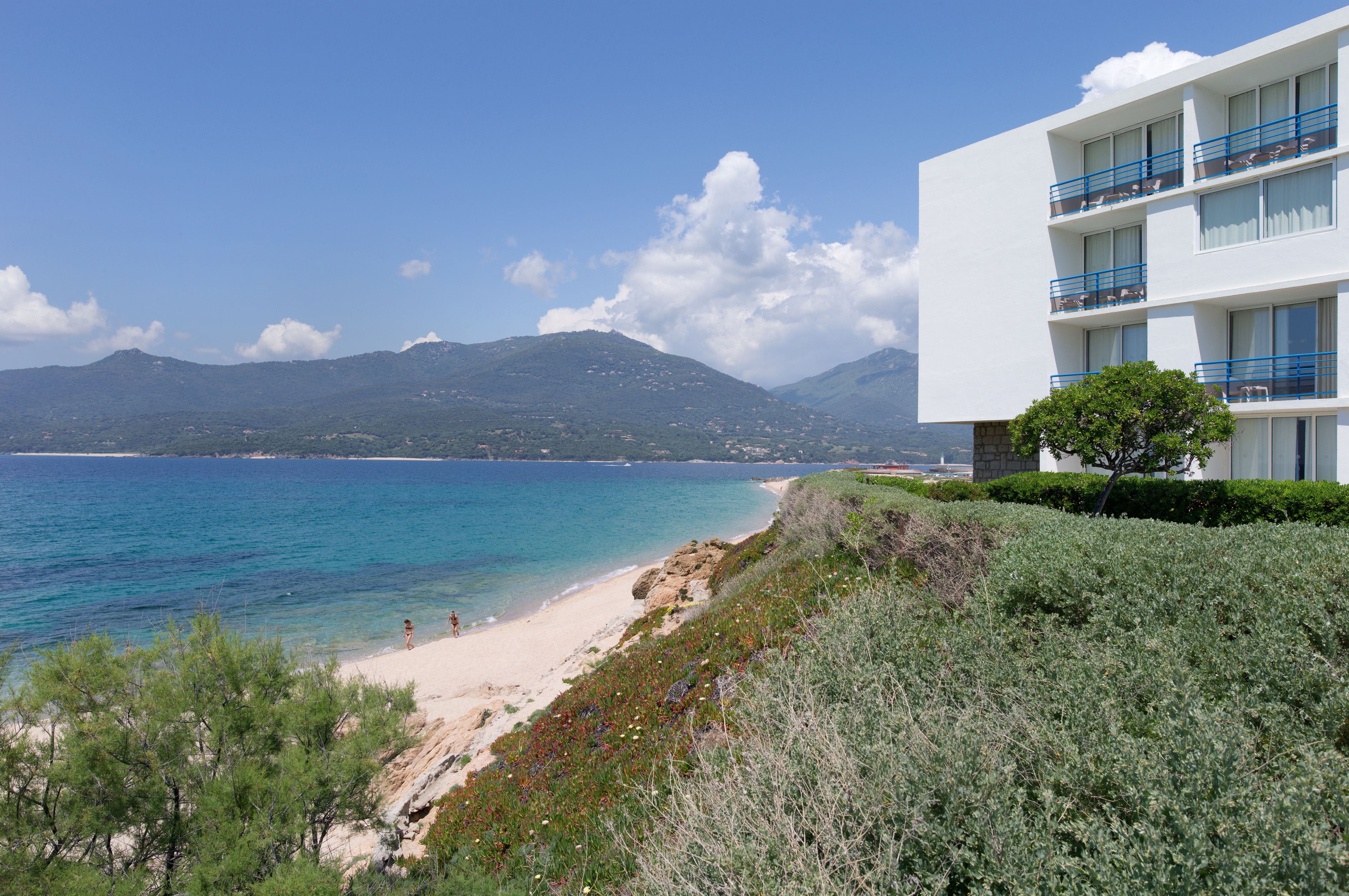 Na praia, prática de vôlei de praia 