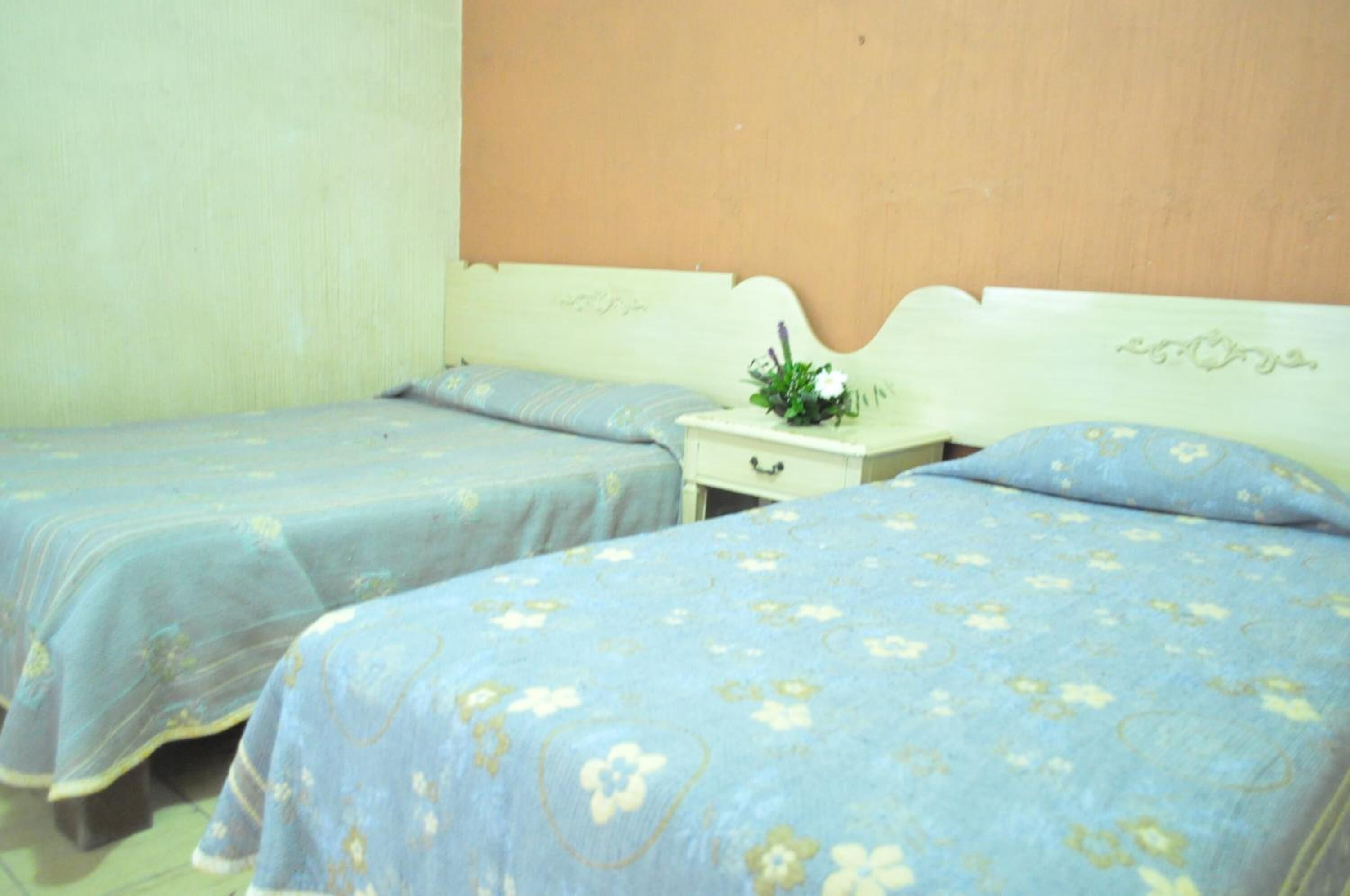 Cofres nos quartos, escrivaninha, Wi-Fi de cortesia, roupa de cama