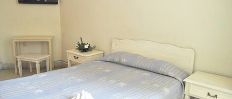 Quarto Duplo Standard | Cofre com capacidade para portátil, secretária, Wi-fi grátis