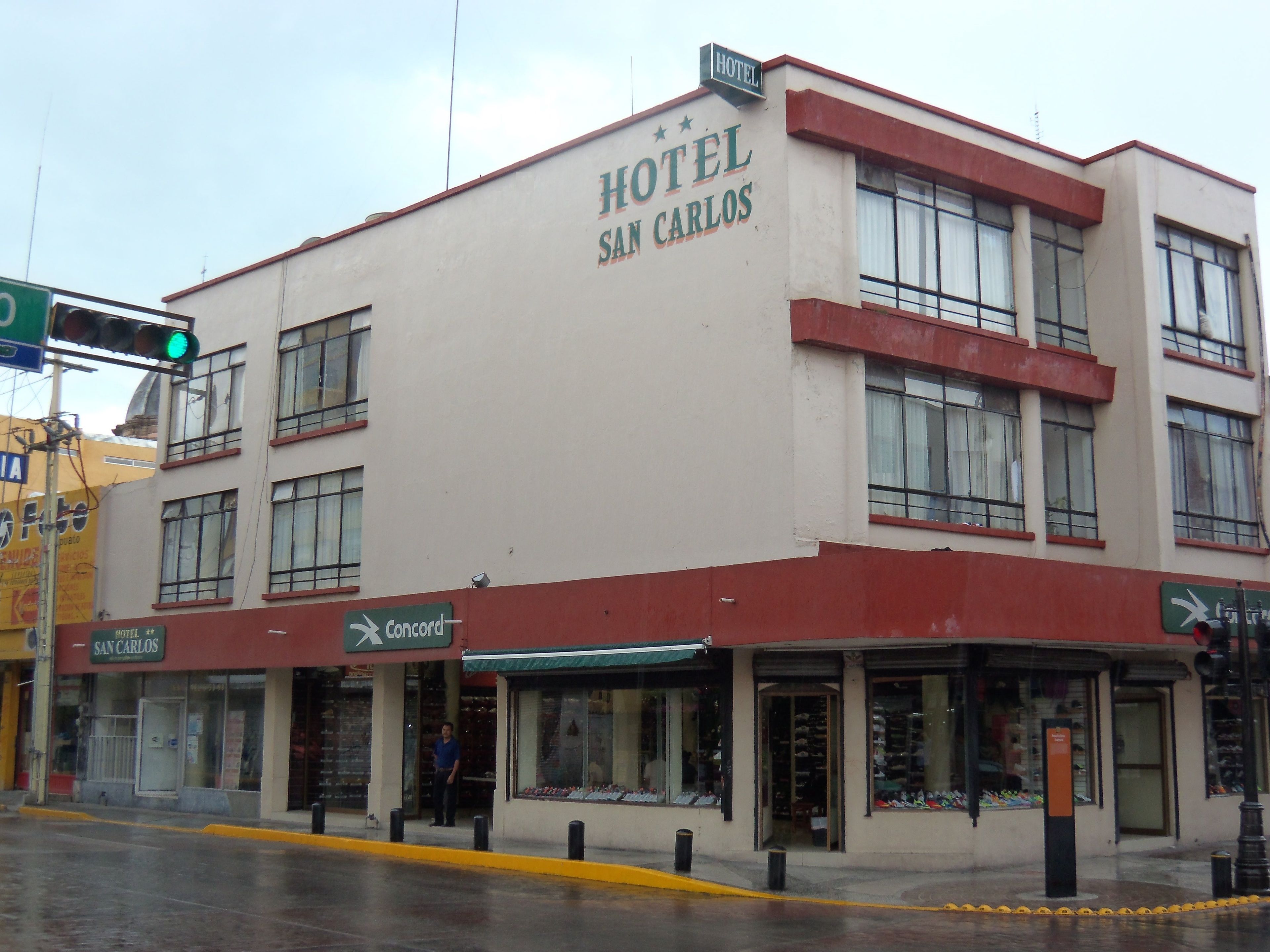 Um edifício com uma placa que diz "HOTEL SAN CARLOS".