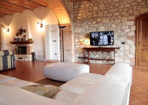 Apartamento superluxo, 3 quartos | Área de estar | TV