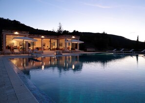 Piscina externa sazonal, funciona das 8h às 19h, guarda-sóis