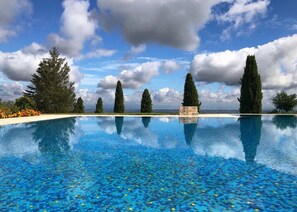 Piscina externa sazonal, funciona das 8h às 19h, guarda-sóis