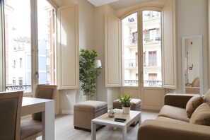 Apartamento superior, 1 quarto, sacada (Calle Carretería  31, 39, 48, 54, 68) | Individualmente decorados, individualmente mobiliados, escrivaninha