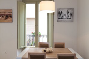 Apartamento superior, 1 quarto, sacada (Calle Carretería  31, 39, 48, 54, 68) | Sala de estar | TV de tela plana 42.00 polegadas com canais via satélite, TV