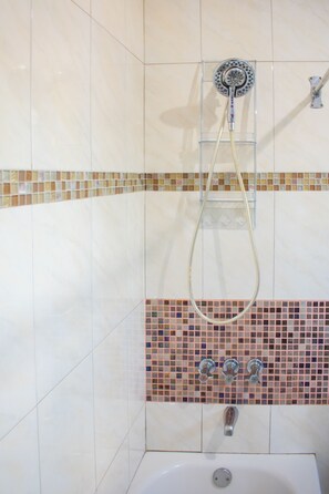 Apartamento Superior, 1 cama king-size, cozinha, no canto | Casa de banho | Uma combinação polibã/banheira, artigos de higiene pessoal grátis 