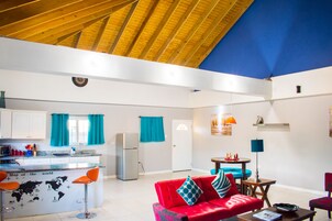 Apartamento Superior, 1 cama king-size, cozinha, no canto | Cozinha privada | Um frigorífico/congelador grande, um micro-ondas, um forno