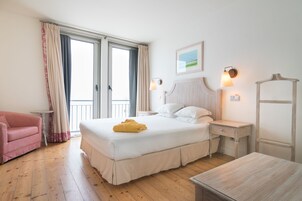 Quarto Duplo | Cofre com capacidade para portátil, secretária, ferro/tábua de engomar 