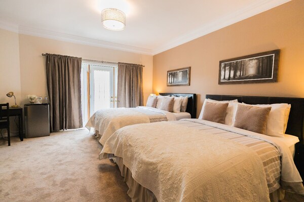 Newton Villa - Ontario