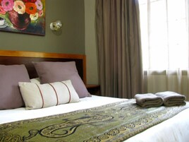 1 quarto, secretária, ferro/tábua de engomar, roupa de cama fornecida