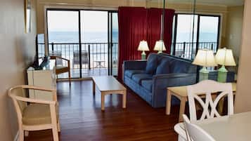 Apartamento em Condomínio Fechado, 3 quartos | Sala | TV de ecrã plano
