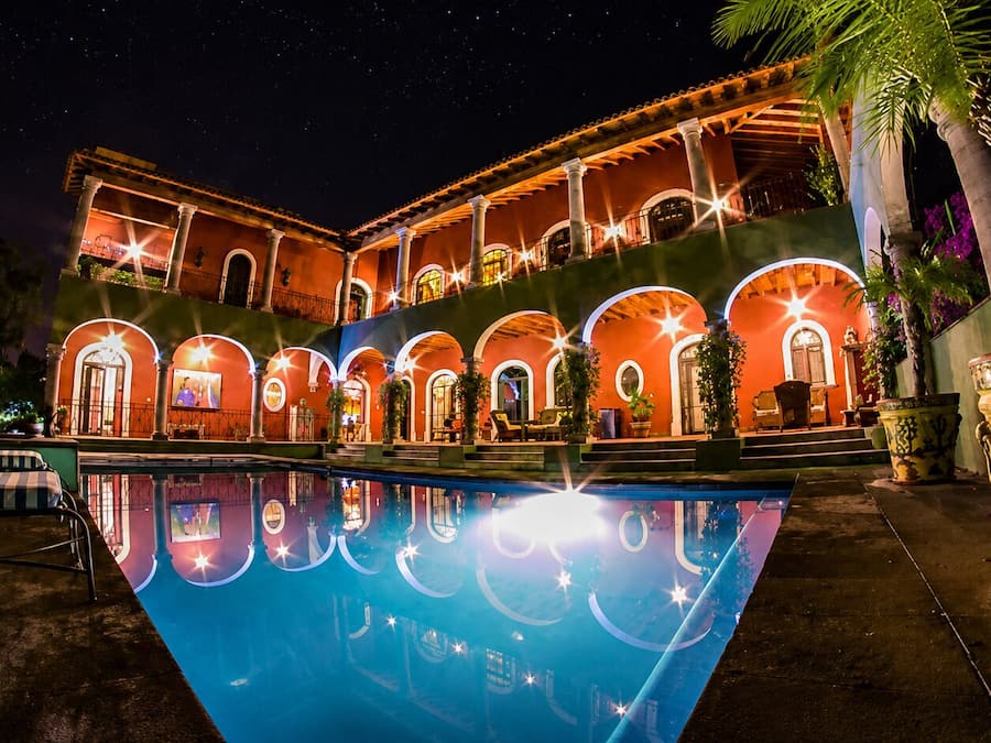 Piscina externa, funciona das 8h às 19h, guarda-sóis, espreguiçadeiras