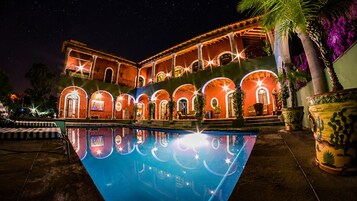 Piscina externa, funciona das 8h às 19h, guarda-sóis, espreguiçadeiras