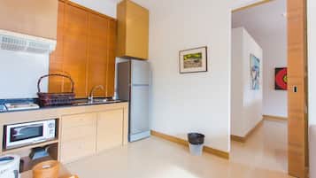 1 Bedroom Private Pool Villa | Cozinha privada | Geladeira grande, micro-ondas, cooktop, chaleira elétrica