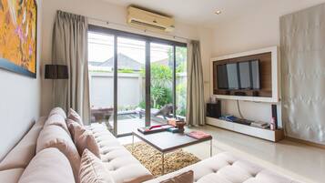 1 Bedroom Private Pool Villa | Sala de estar | TV LCD, DVD player