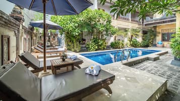 Piscina externa, espreguiçadeiras