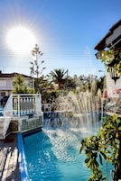 Piscina exterior, guarda-sóis, espreguiçadeiras 