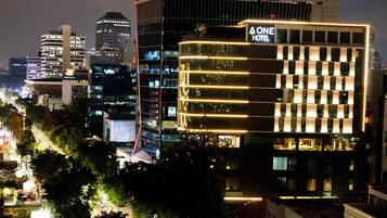 Fachada da propriedade à noite