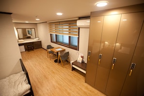 Quarto Twin Deluxe (Main/annex random assignment) | Cofre no quarto, secretária adequada para computadores portáteis