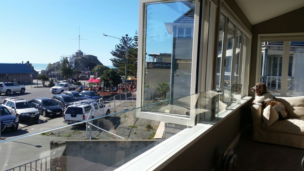 Cave Rock Guest House - New Zealand