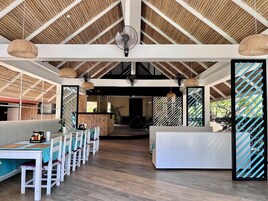 Pequenos-almoços servidos, com vista para o jardim 