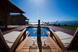 Piscina externa sazonal, guarda-sóis, espreguiçadeiras